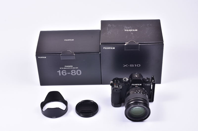 Продава: Fujifilm X-S10 апарат и Fujifilm 16-80 F4 R OIS WR обектив ...